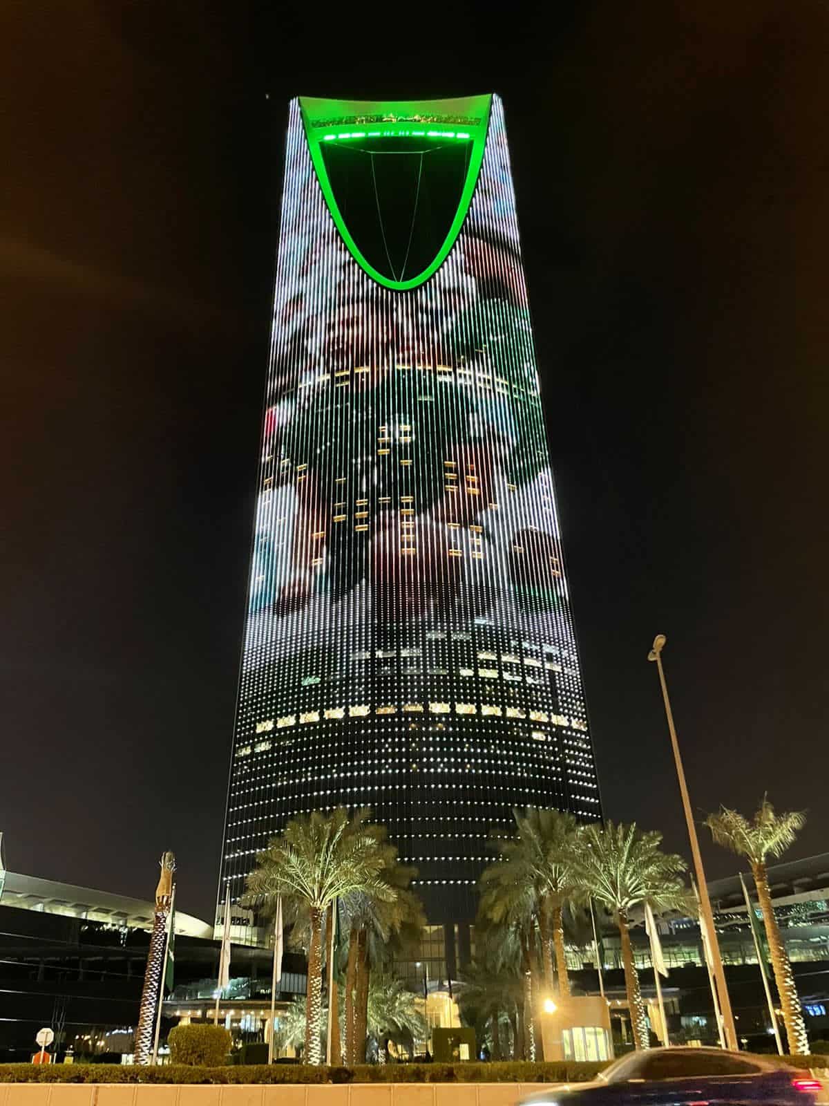 برج المملكة يتزين بالأبطال: معاك بالأخضر | صحيفة ا...