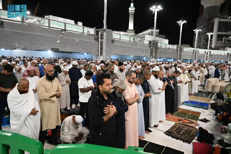 جموع المصلين يؤدون صلاة التهجد أول ليلة من العشر ا