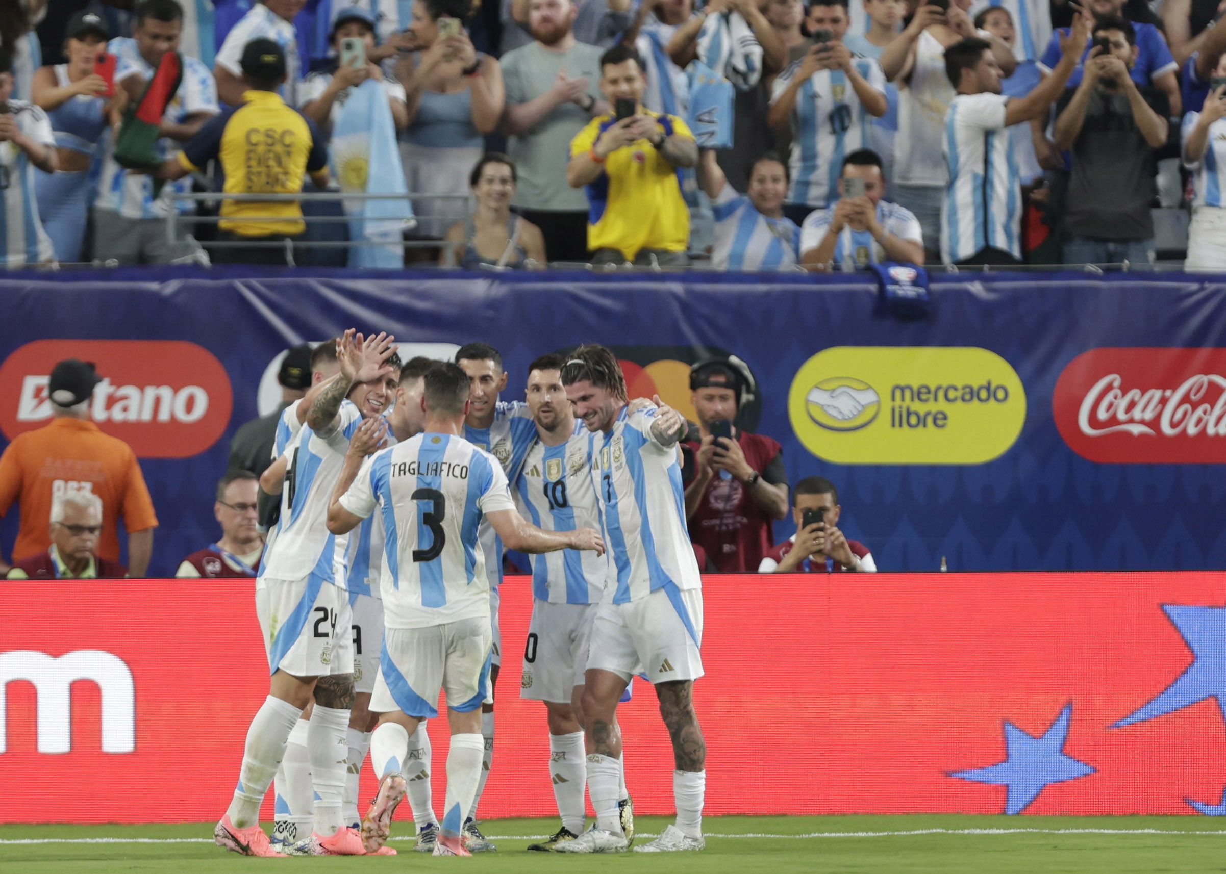 منتخب الأرجنتين يواصل التألق ويتأهل لنهائي كوبا أم